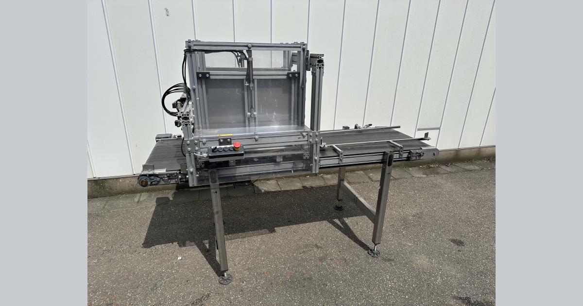 Flier destacking machine for trays • Duijndam Machines