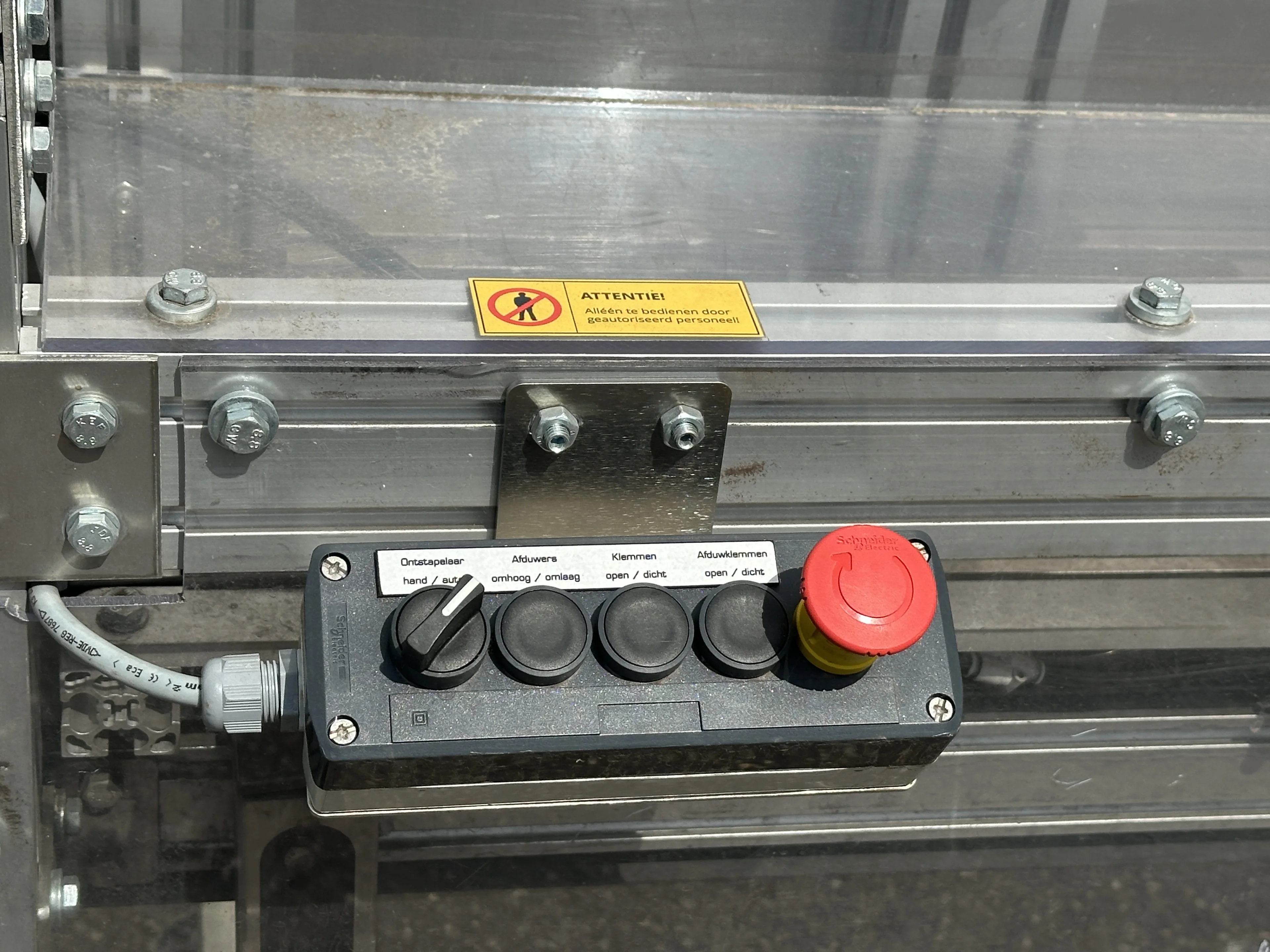 Flier destacking machine for trays • Duijndam Machines