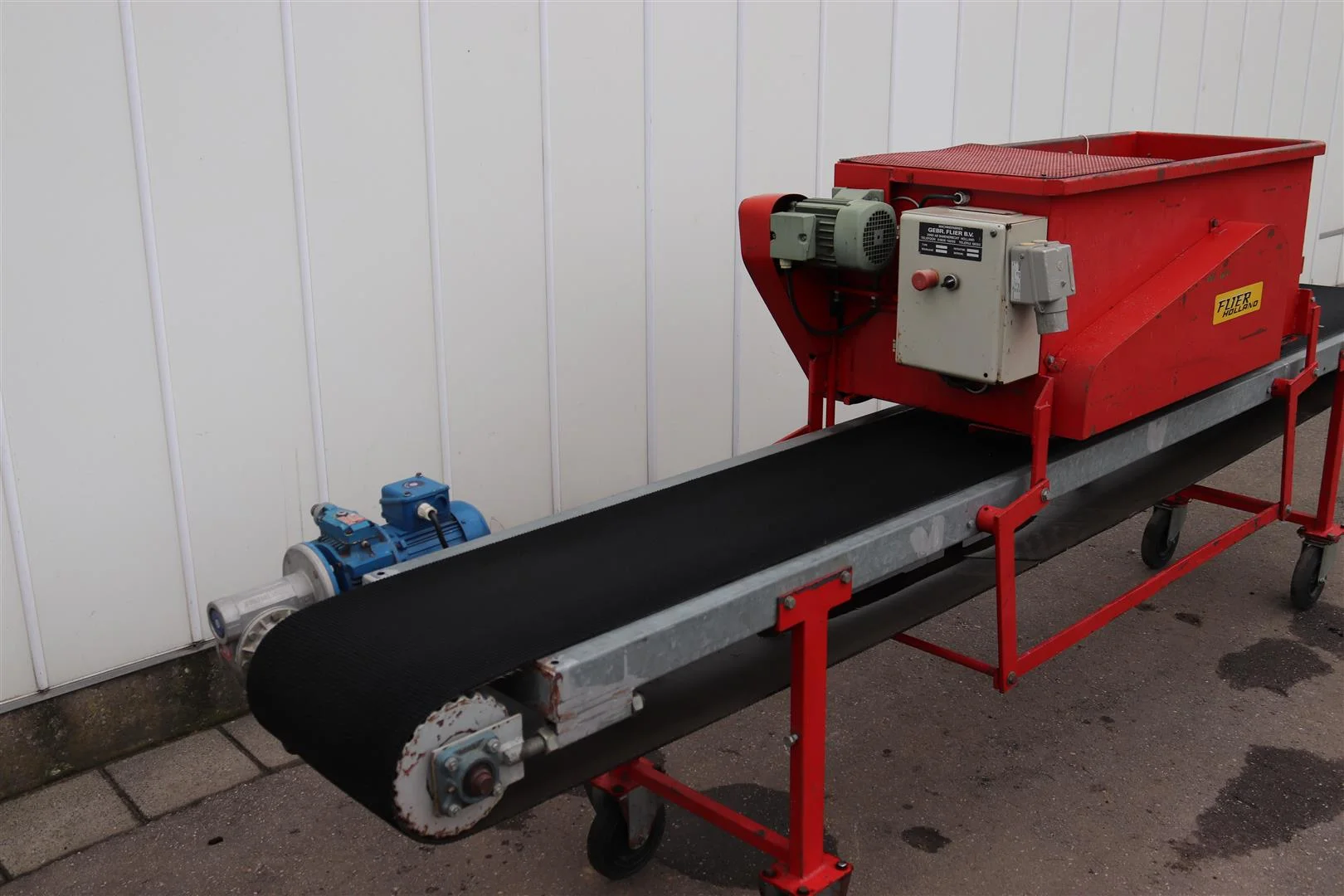 Flier trayfilling machine • Duijndam Machines