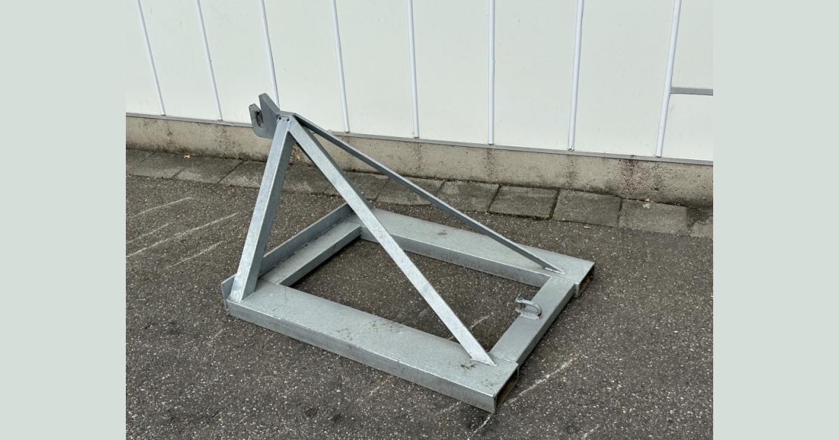 Galvanized machine carrier for forklift • Duijndam Machines