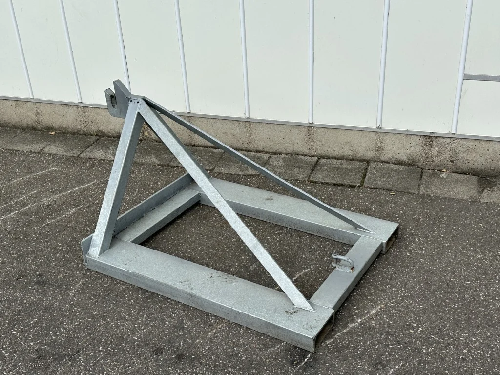 Galvanized machine carrier for forklift • Duijndam Machines
