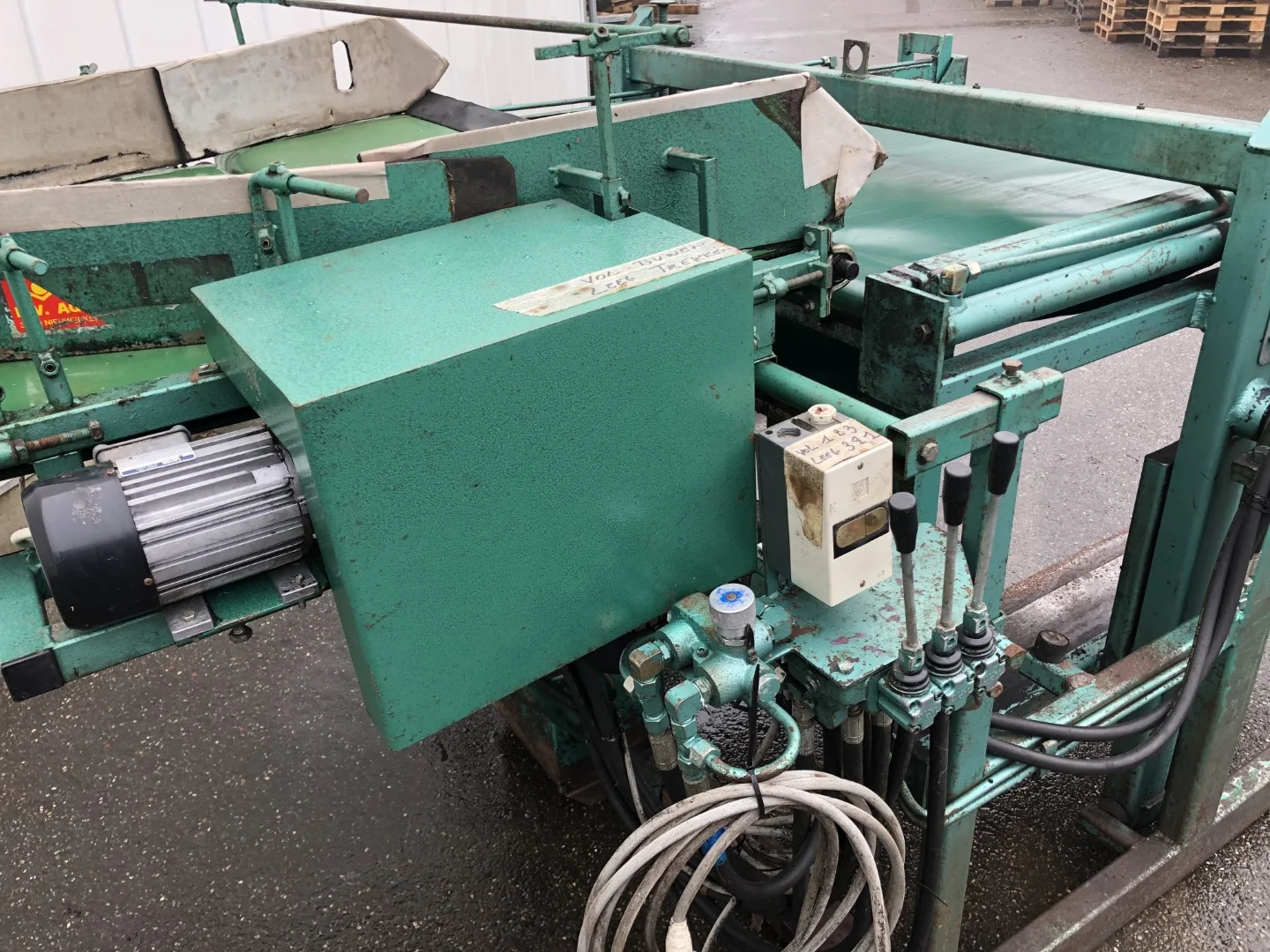 Schoemans box tipper for fruit. with dosing conveyor • Duijndam Machines