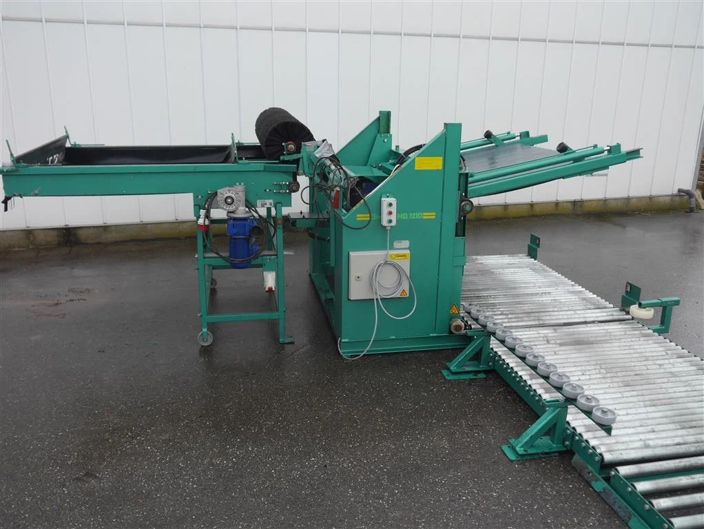 Greefa box tipper with dosing conveyor. • Duijndam Machines