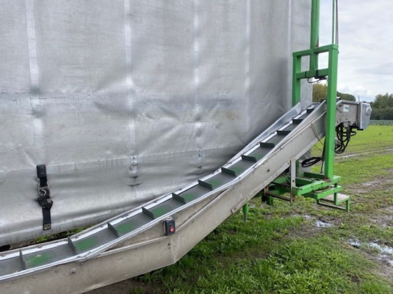 Harvesting trailer with harvesting conveyor • Duijndam Machines