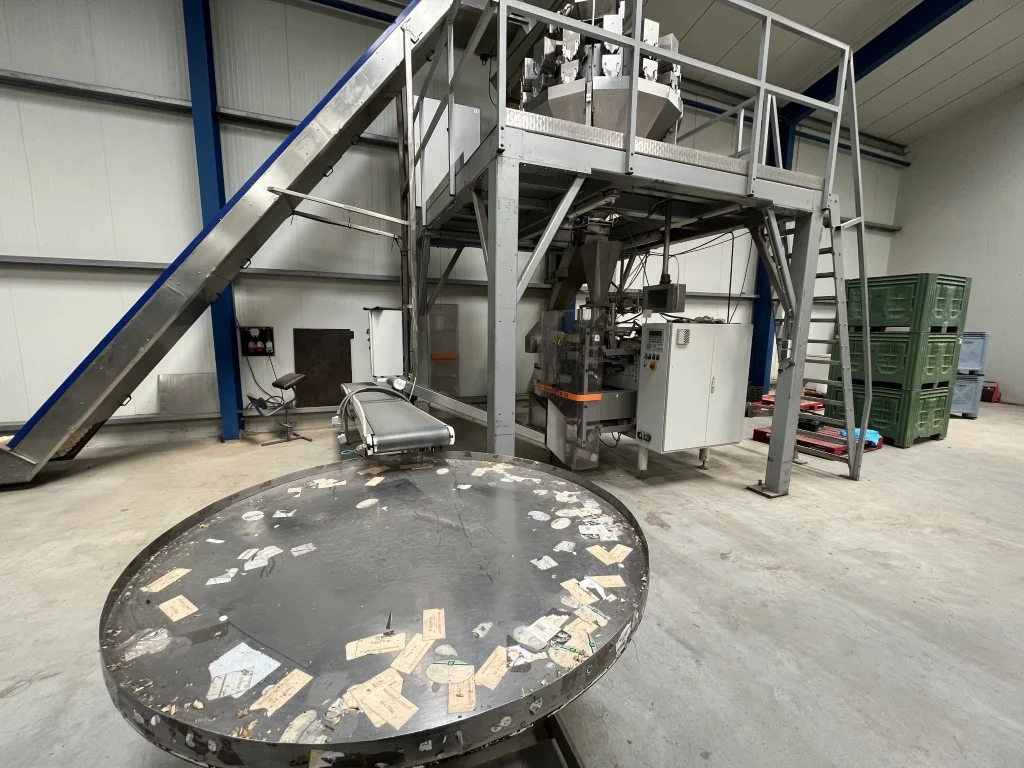 Hastamat afweeglijn met 14 kops mulithead afweger en verticale flowpacker • Duijndam Machines
