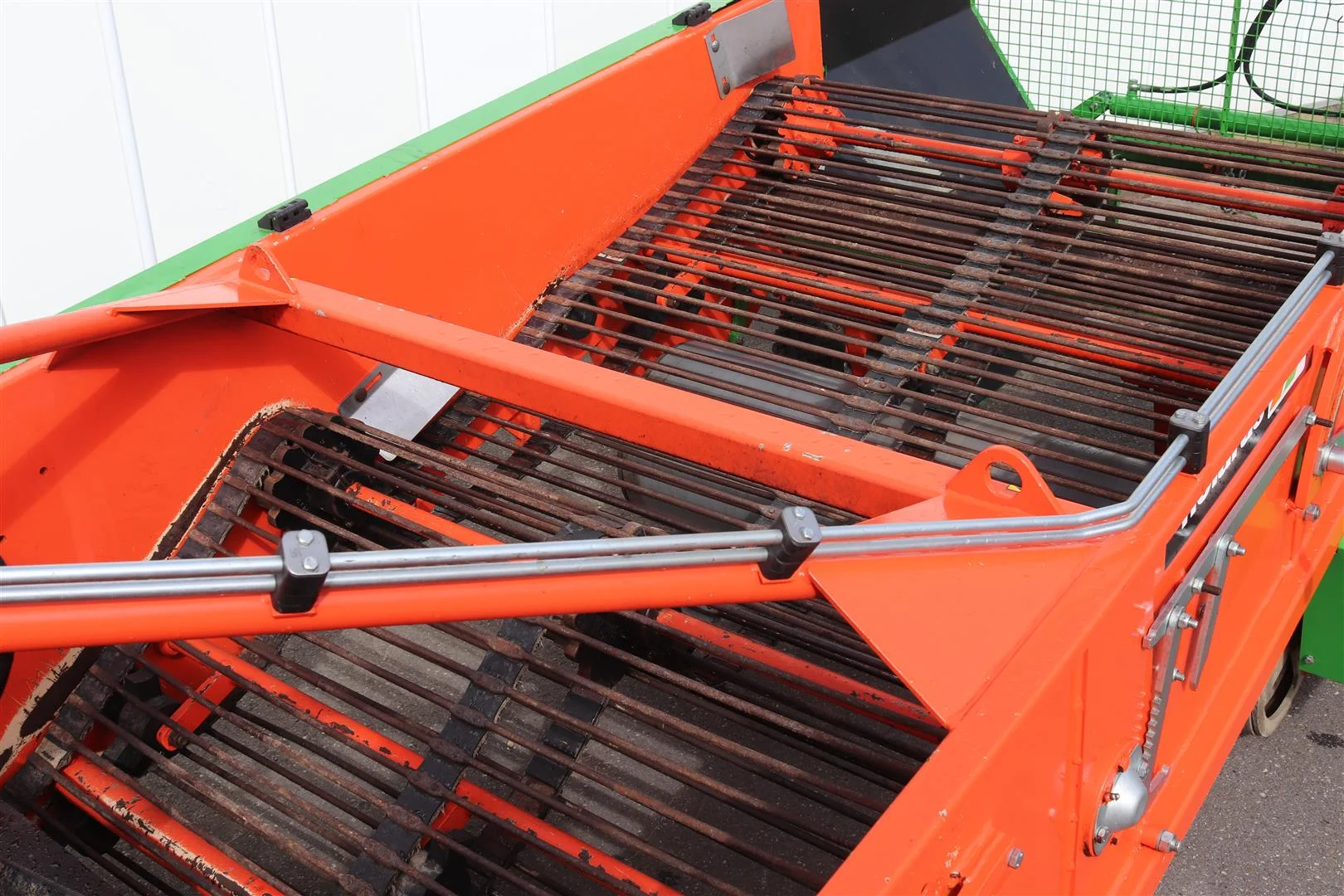 Holaras onion topper and onion harvester • Duijndam Machines