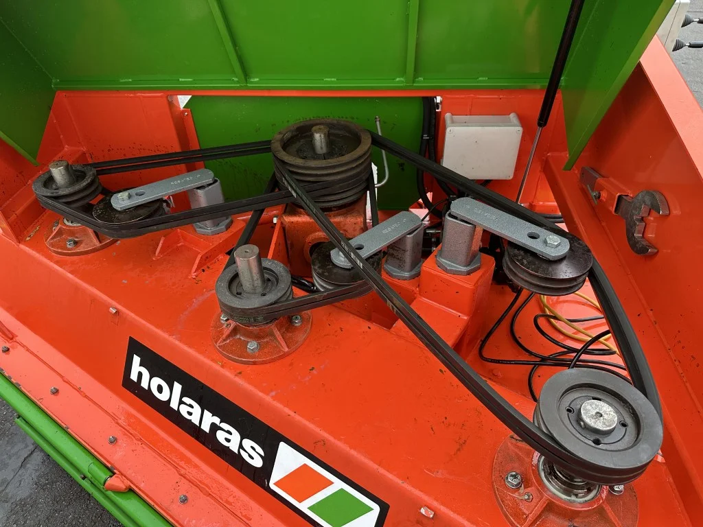 Holaras UM 150-F onion haulm topper • Duijndam Machines