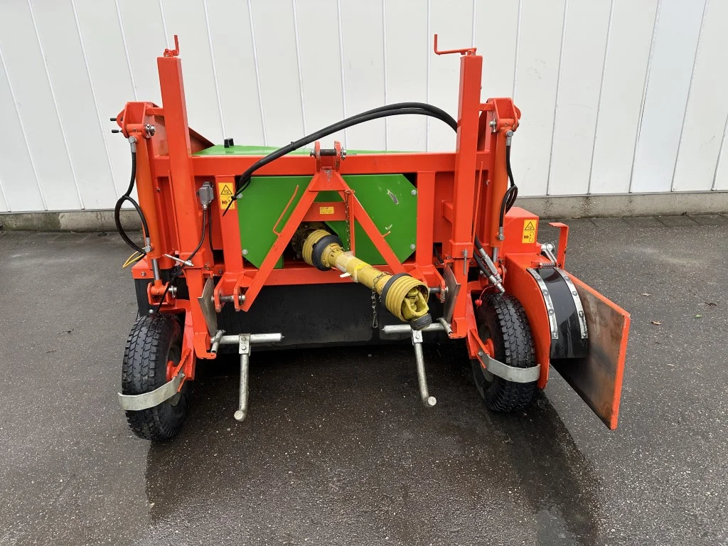 Holaras UM 150-F onion haulm topper • Duijndam Machines