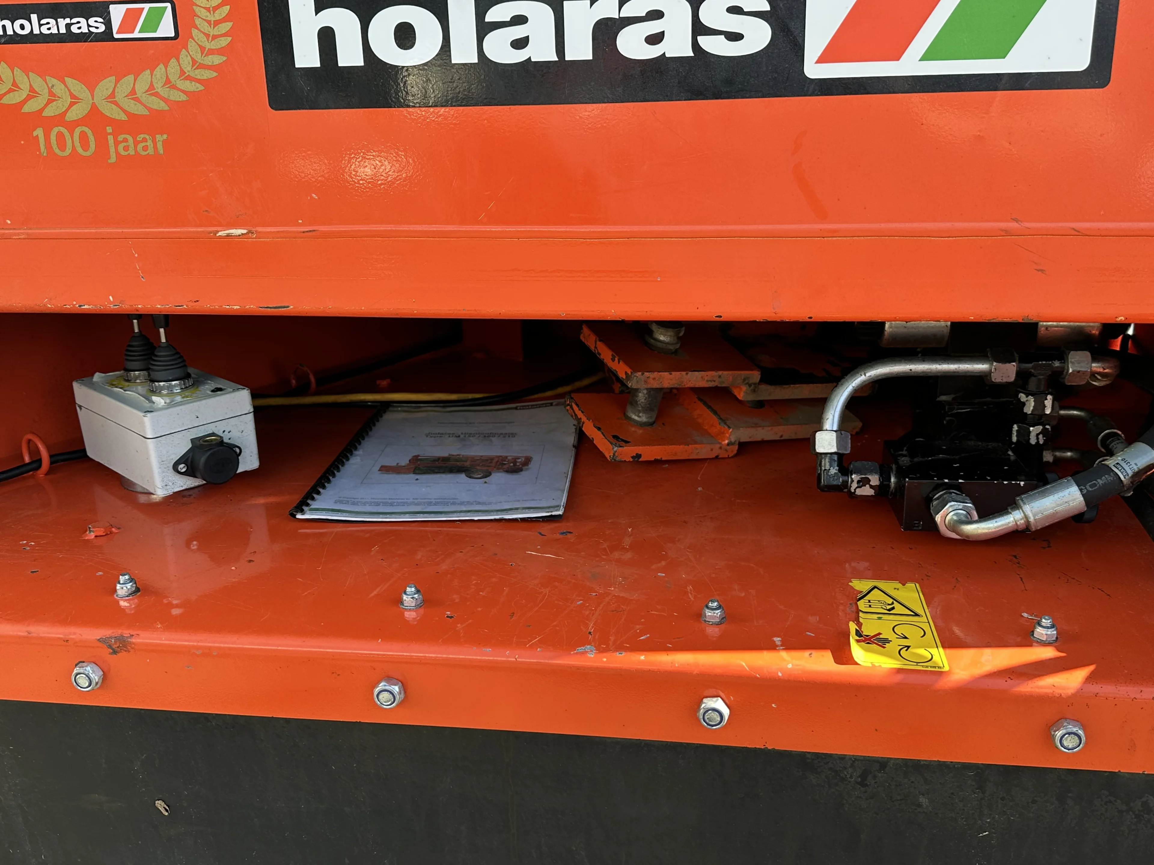 Holaras UM 210-F onion topper or field topping • Duijndam Machines