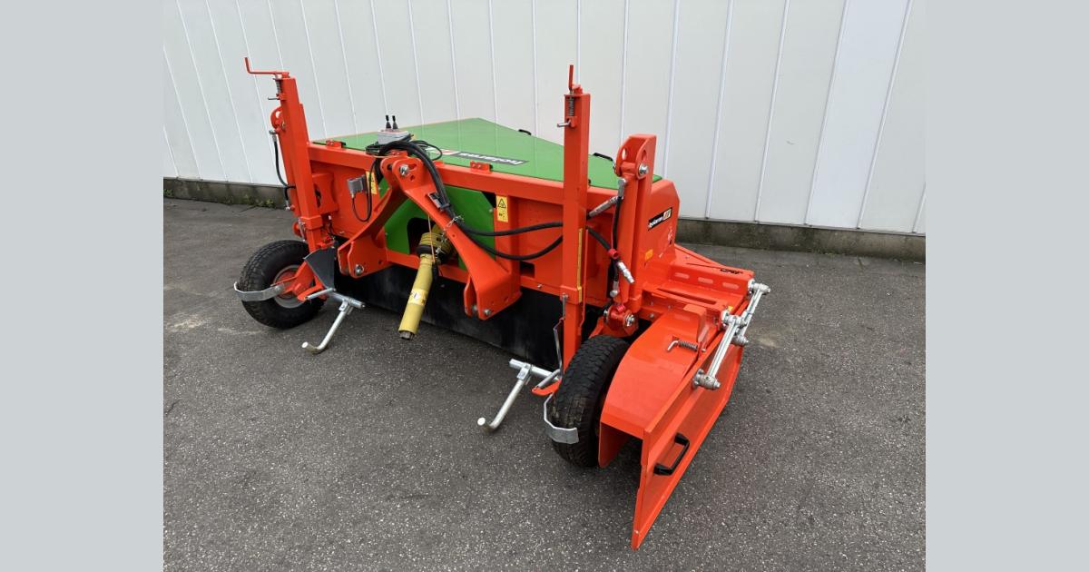 Holaras UM210 front onion haulm topper front • Duijndam Machines