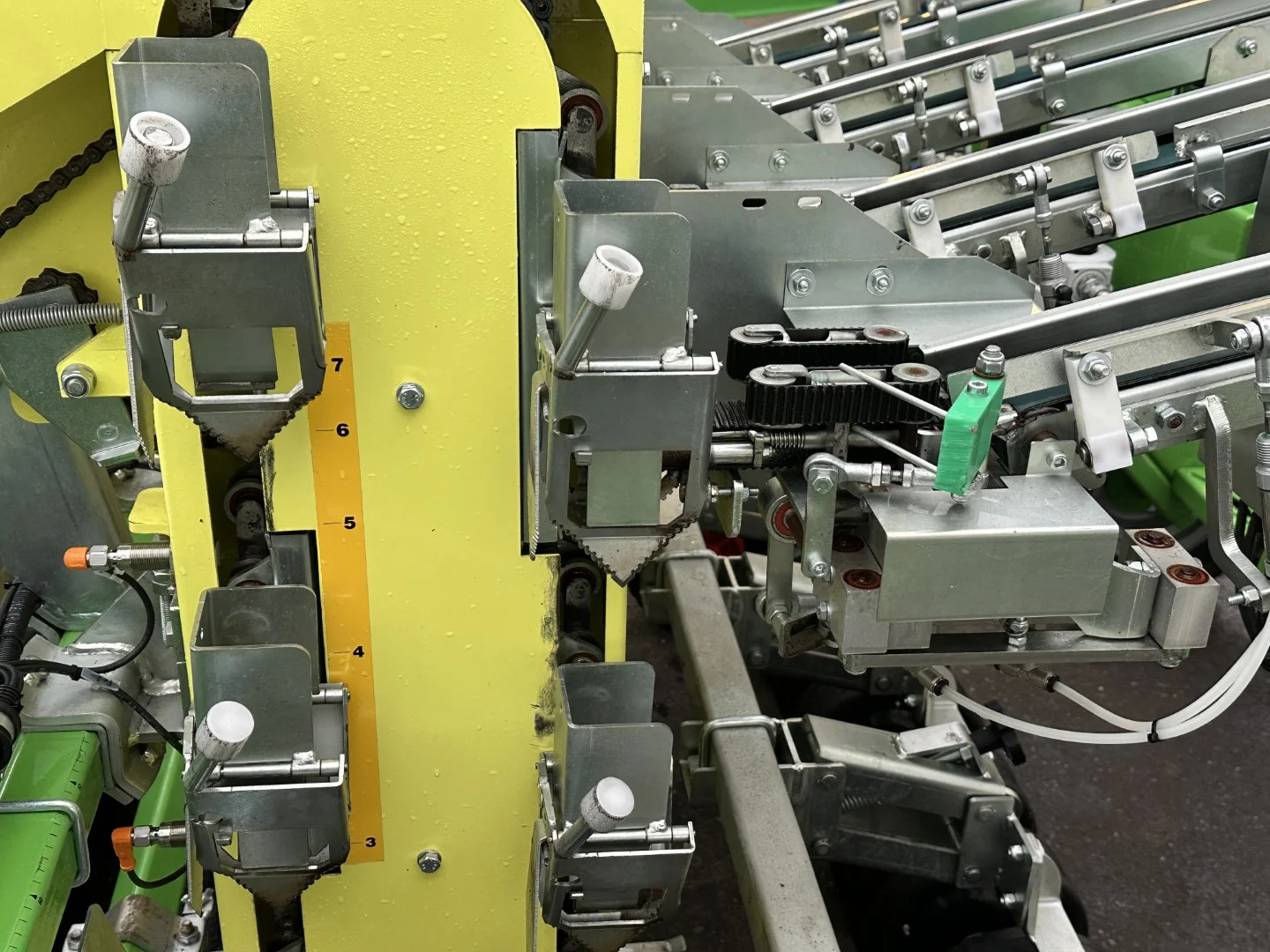 Hortech Due automatica 194 4-row mulch foil planting machine for soil ...