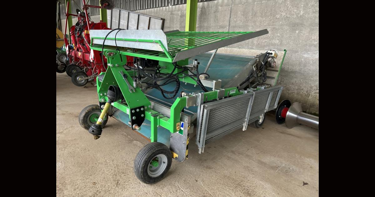 Hortech SLIDE T 150 harvester pulled by the tractor for the harvest of ...