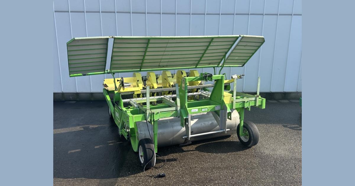 Hortech Hortus H2planting machine lays mulch and directly plants in the ...