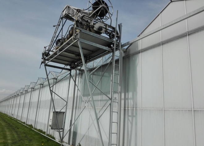 Roofmaster Light greenhouse roof washing machine • Duijndam Machines