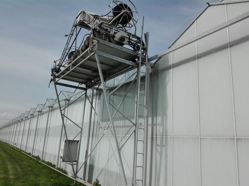 Roofmaster Light greenhouse roof washing machine • Duijndam Machines