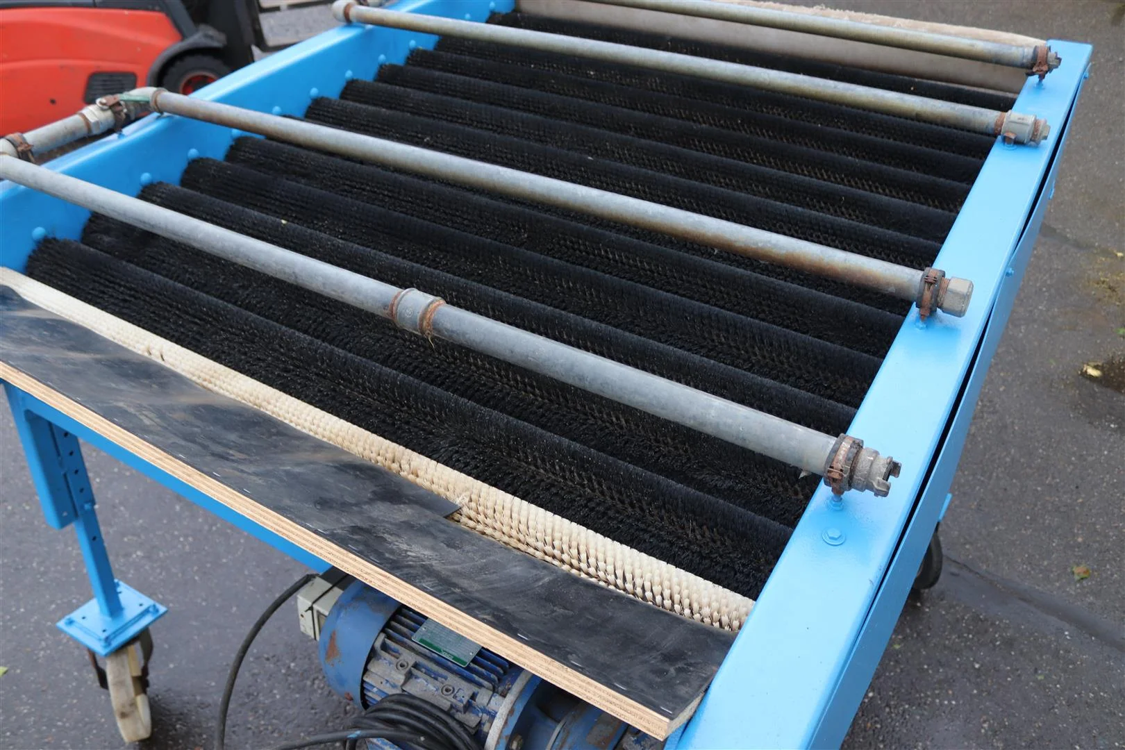 Brushing machine 150 cm wide, with 14 brushes and watering • Duijndam ...