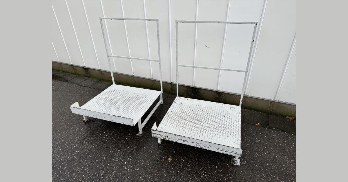 Iron Platform step for standing on • Duijndam Machines