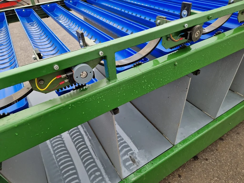 Jamafa rose length sorting machine with 10 stations • Duijndam Machines