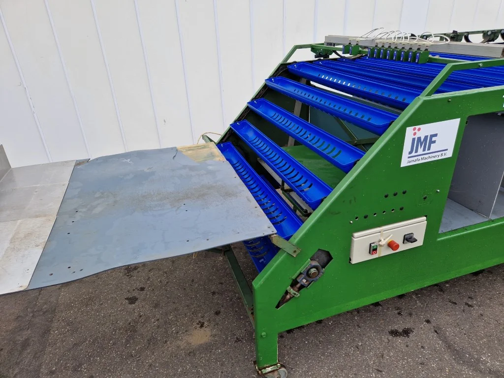 Jamafa rose length sorting machine with 10 stations • Duijndam Machines