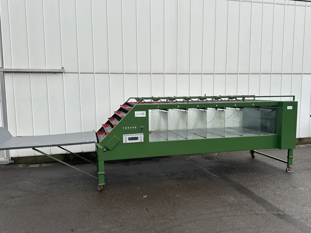 Jamafa length grading machine for flowers with 7 exits • Duijndam Machines