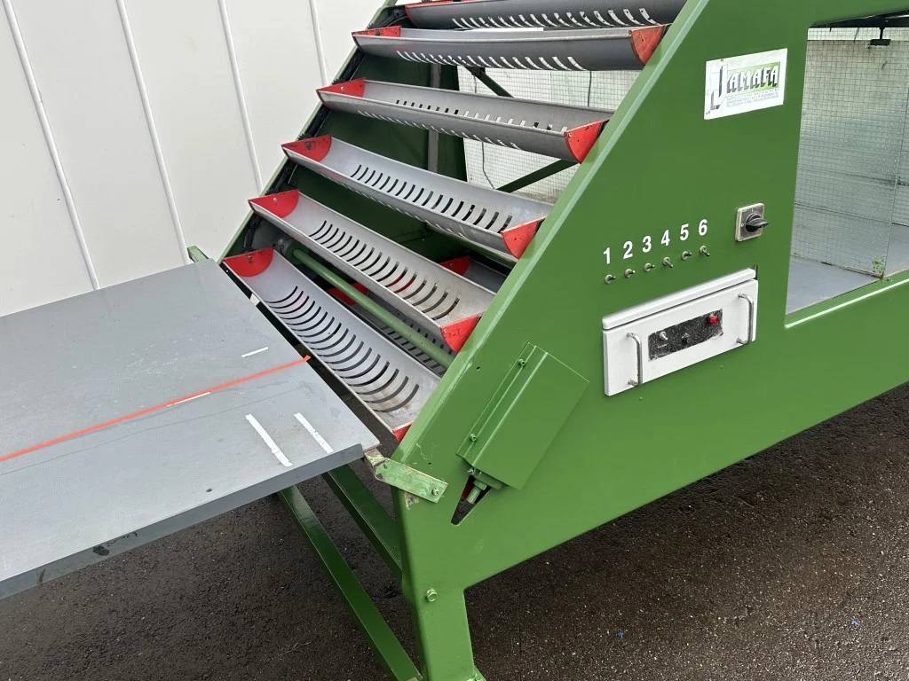 Jamafa length grading machine for flowers with 7 exits • Duijndam Machines