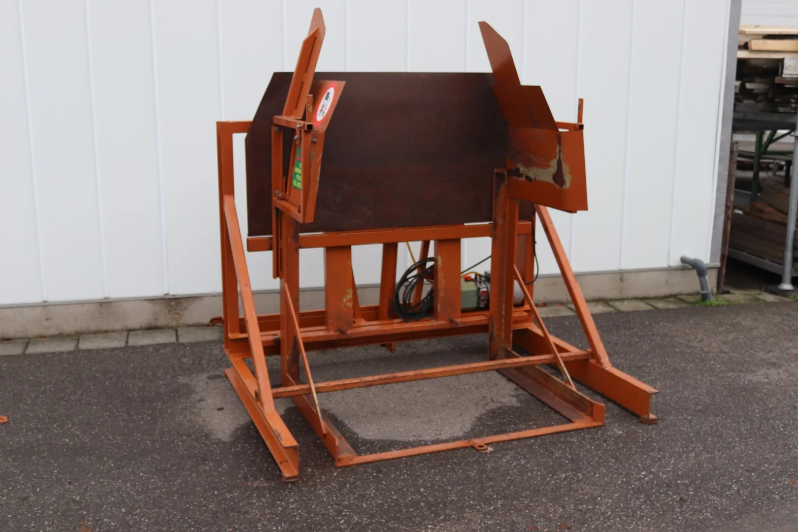 Javo box tipper for max 155 cm wide boxes • Duijndam Machines