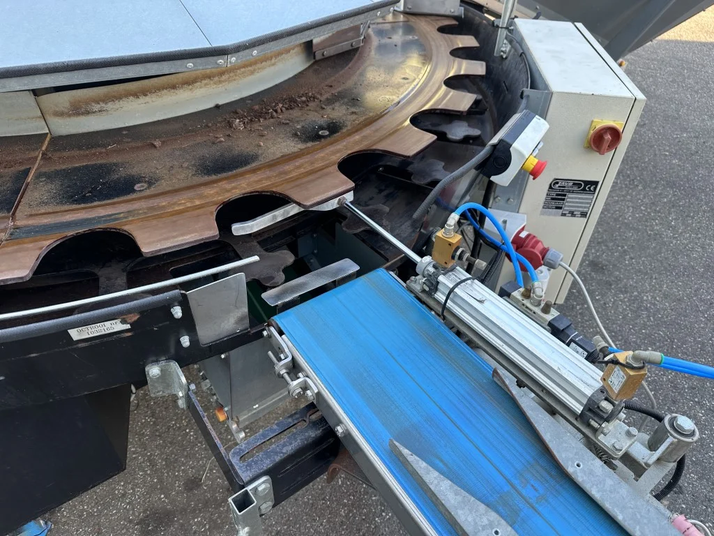 Javo Direct potting machine for Phalaenopsis Orchids • Duijndam Machines