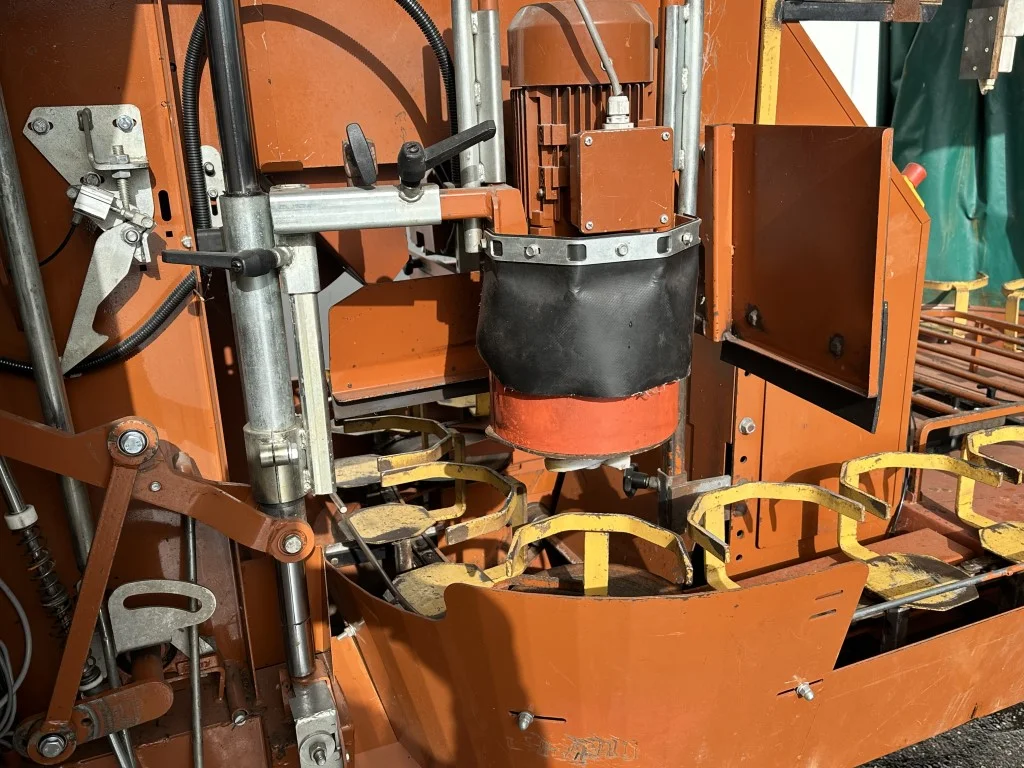 Javo Super potting machine with drill and pneumatic ejection • Duijndam ...