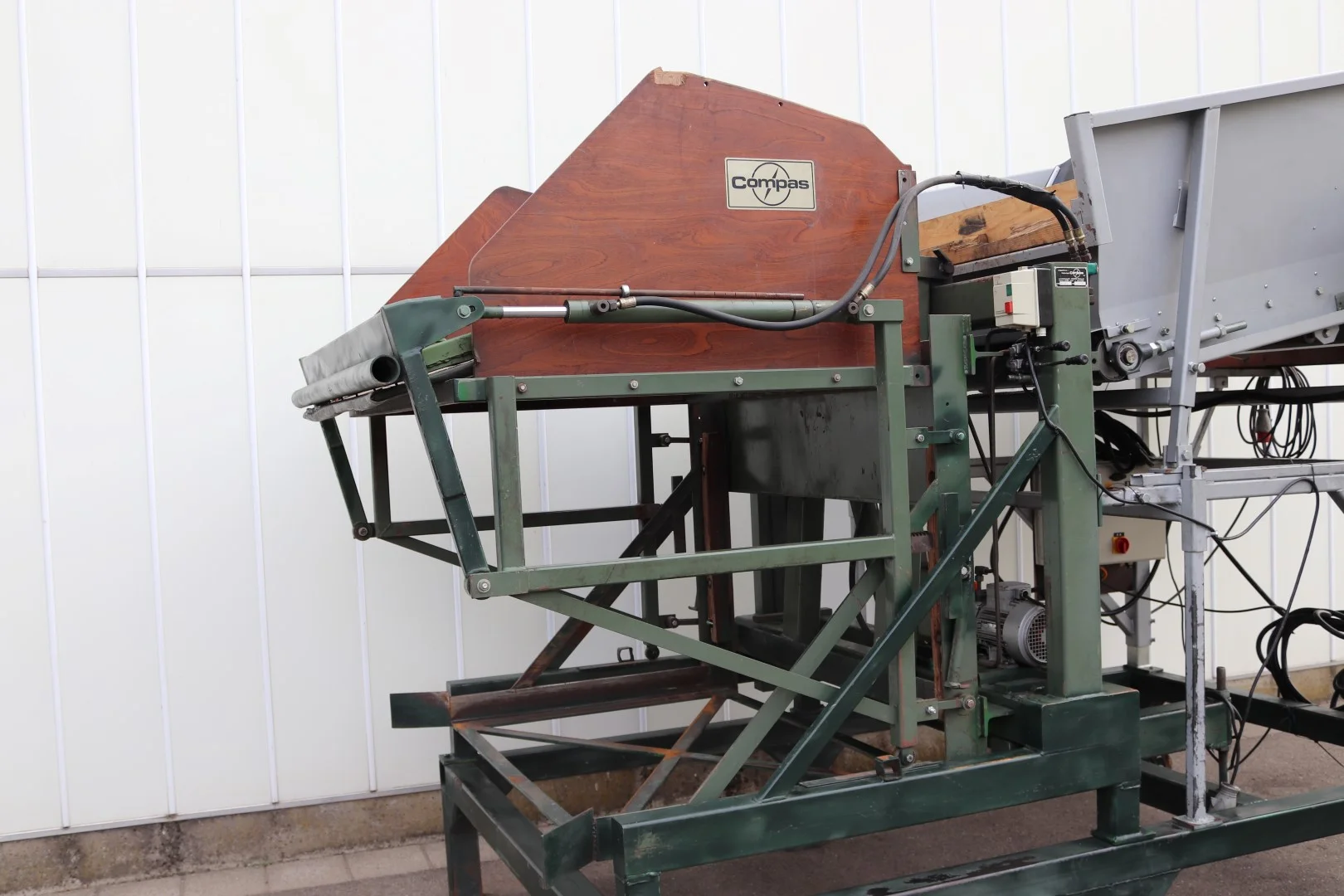 Compas box tipper with hopper • Duijndam Machines