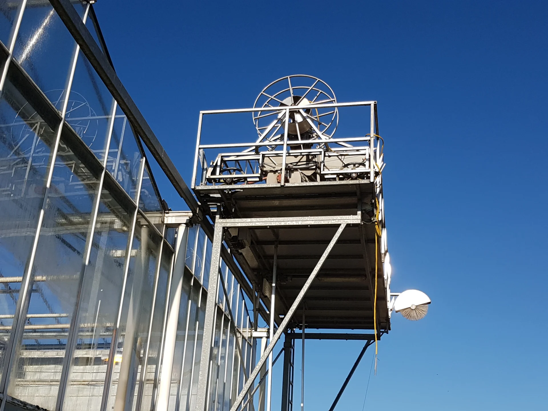 Brinkman Roof top washing machine for greenhouse • Duijndam Machines