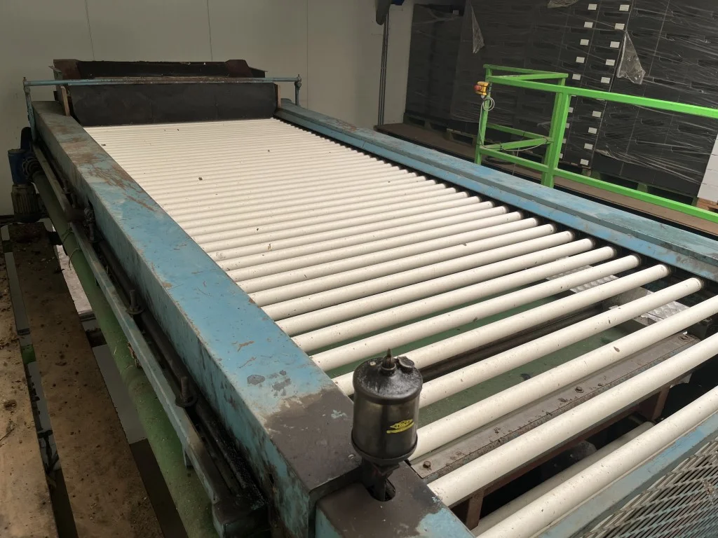 Kerian roller grader with bunker • Duijndam Machines