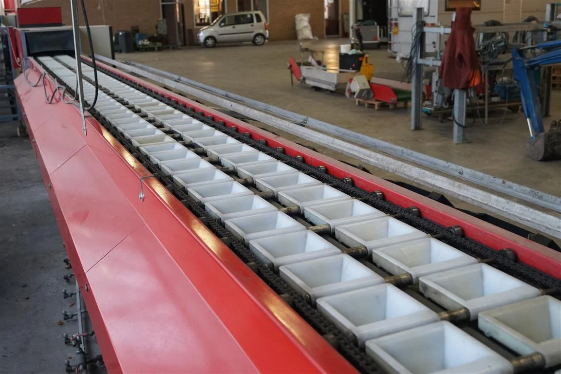 Aweta KG2- 12 +1 weight and colour sorting machine for tomatoes ...