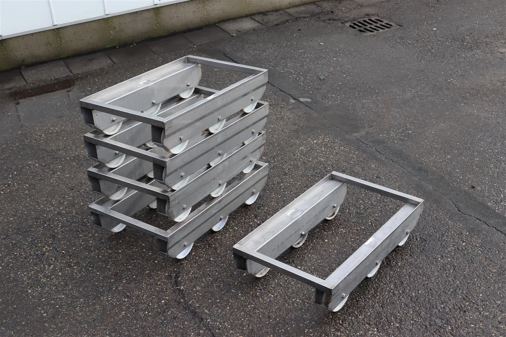 Stainless steel trolleys for boxes • Duijndam Machines