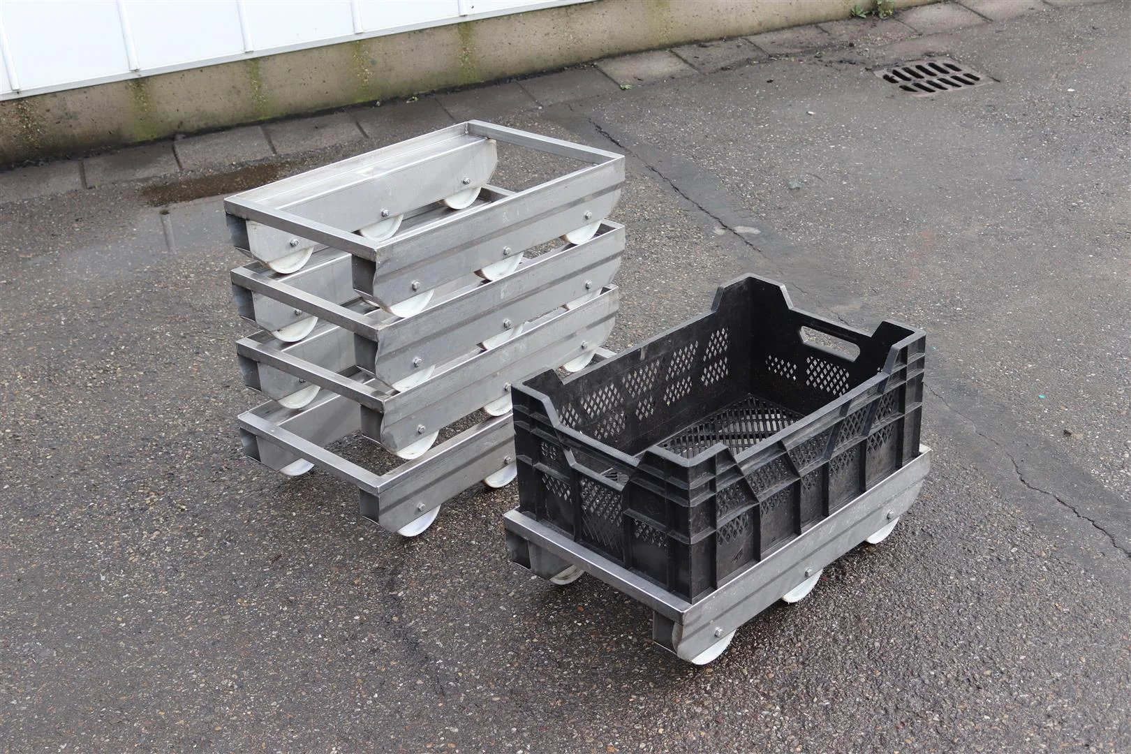 Stainless steel trolleys for boxes • Duijndam Machines