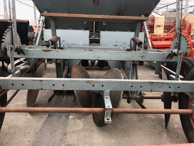 Koningsplanter planting machine for onions and bulbs • Duijndam Machines