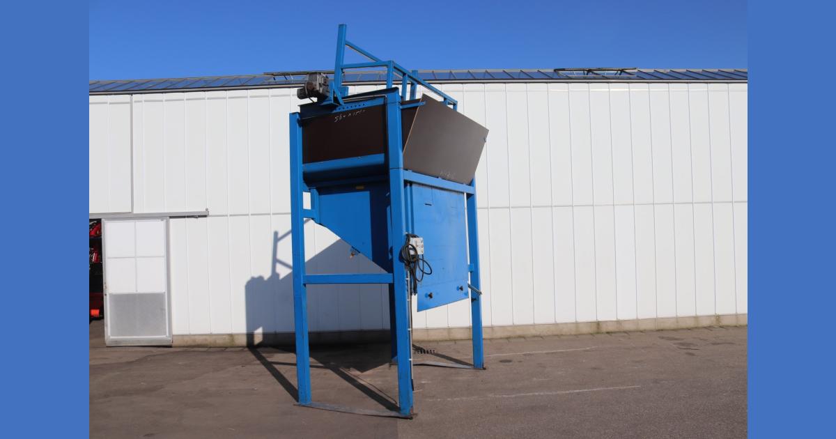 Dosing hopper with 160 cm box tipper • Duijndam Machines