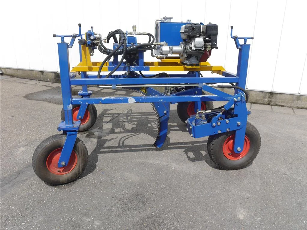 Lommers pruning machine for Buxus trees • Duijndam Machines