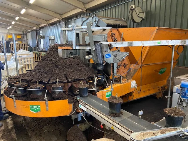 Mayer 2020 potting machine with potdispenser • Duijndam Machines