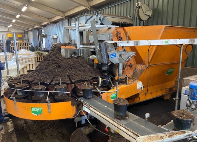 Mayer 2020 potting machine with potdispenser • Duijndam Machines