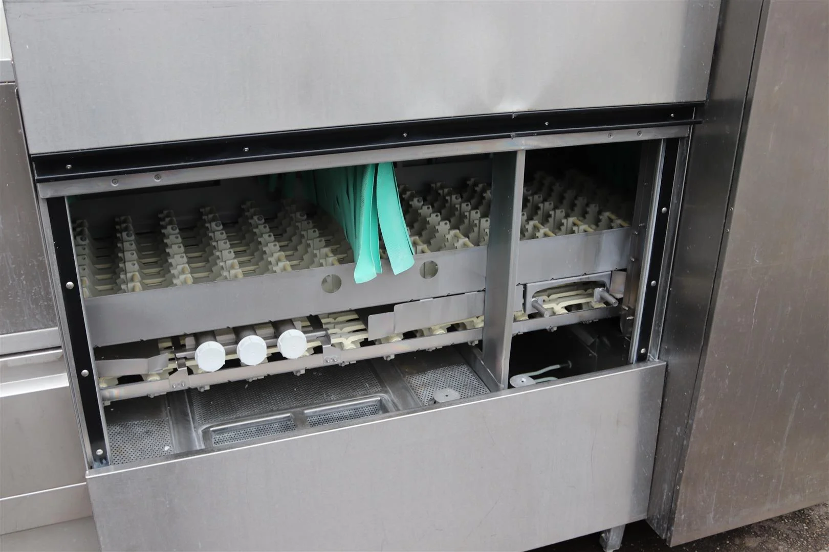 Meiko industrial tray and cratewasher • Duijndam Machines