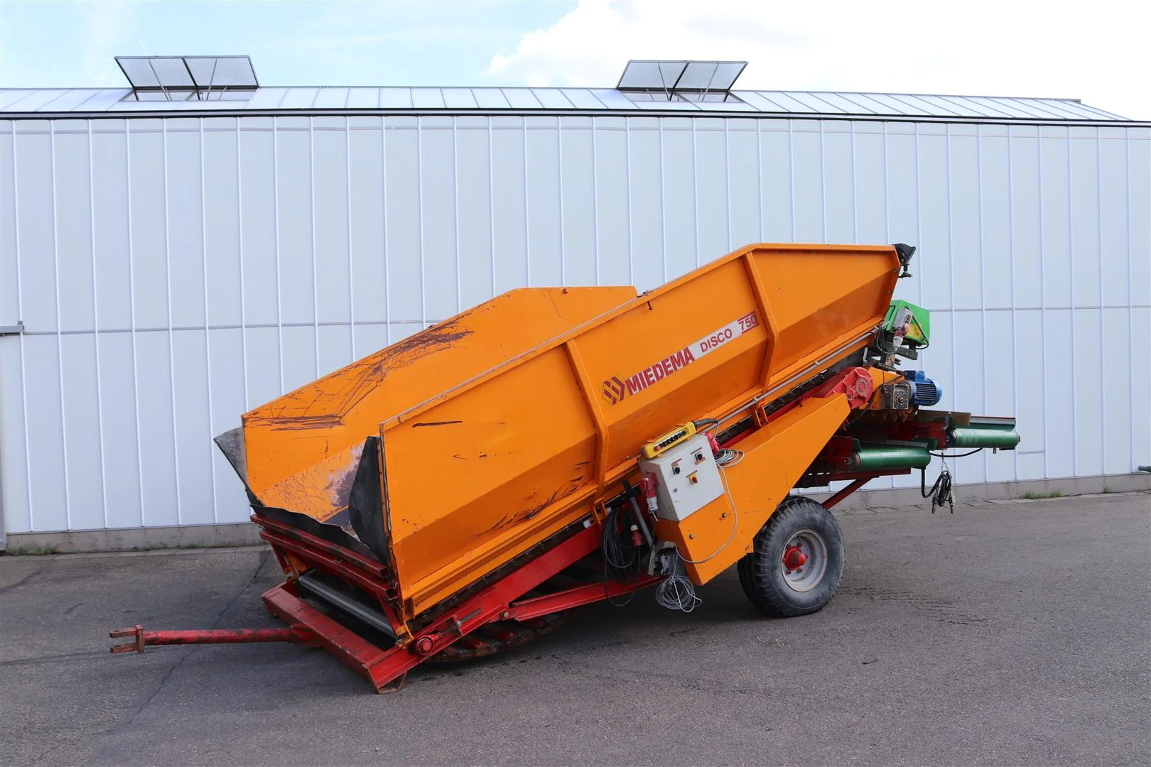Miedema Disco 750 receiving hopper with rollercleaner and 2 conveyors ...