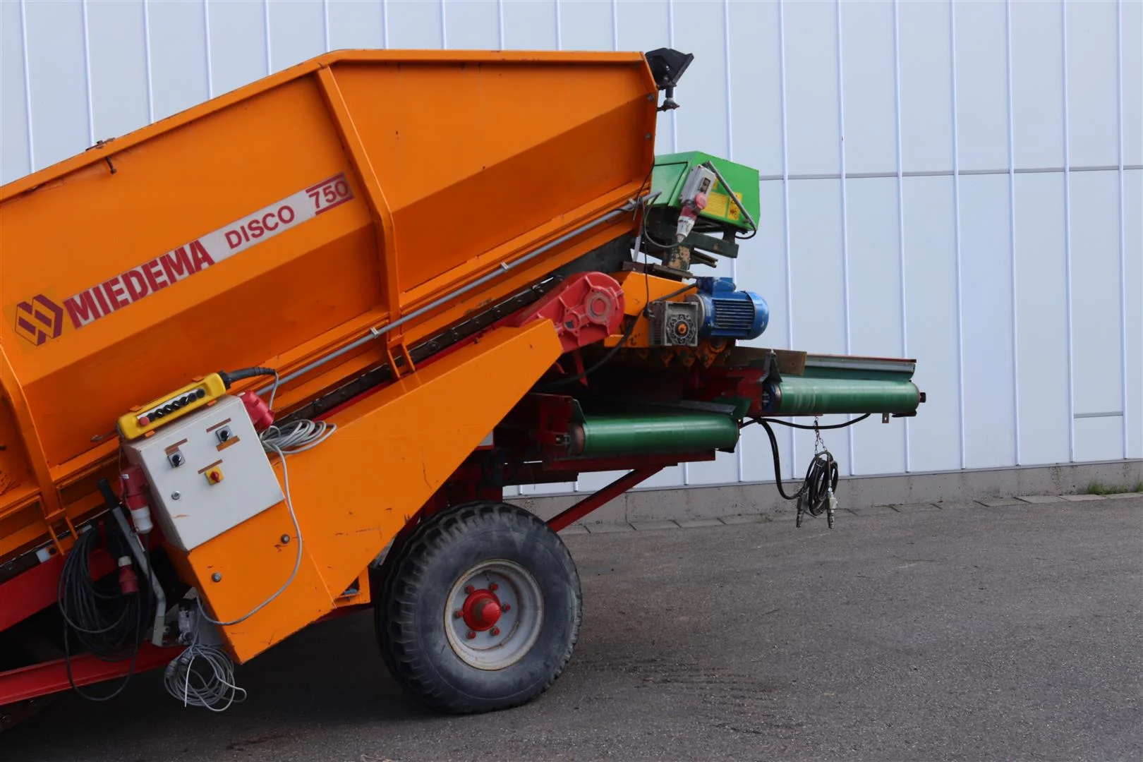 Miedema Disco 750 receiving hopper with rollercleaner and 2 conveyors ...