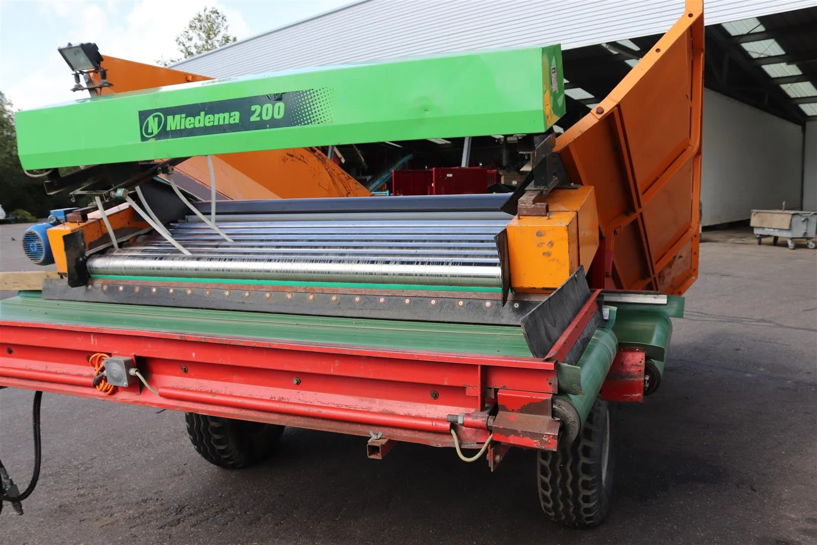 Miedema Disco 750 receiving hopper with rollercleaner and 2 conveyors ...