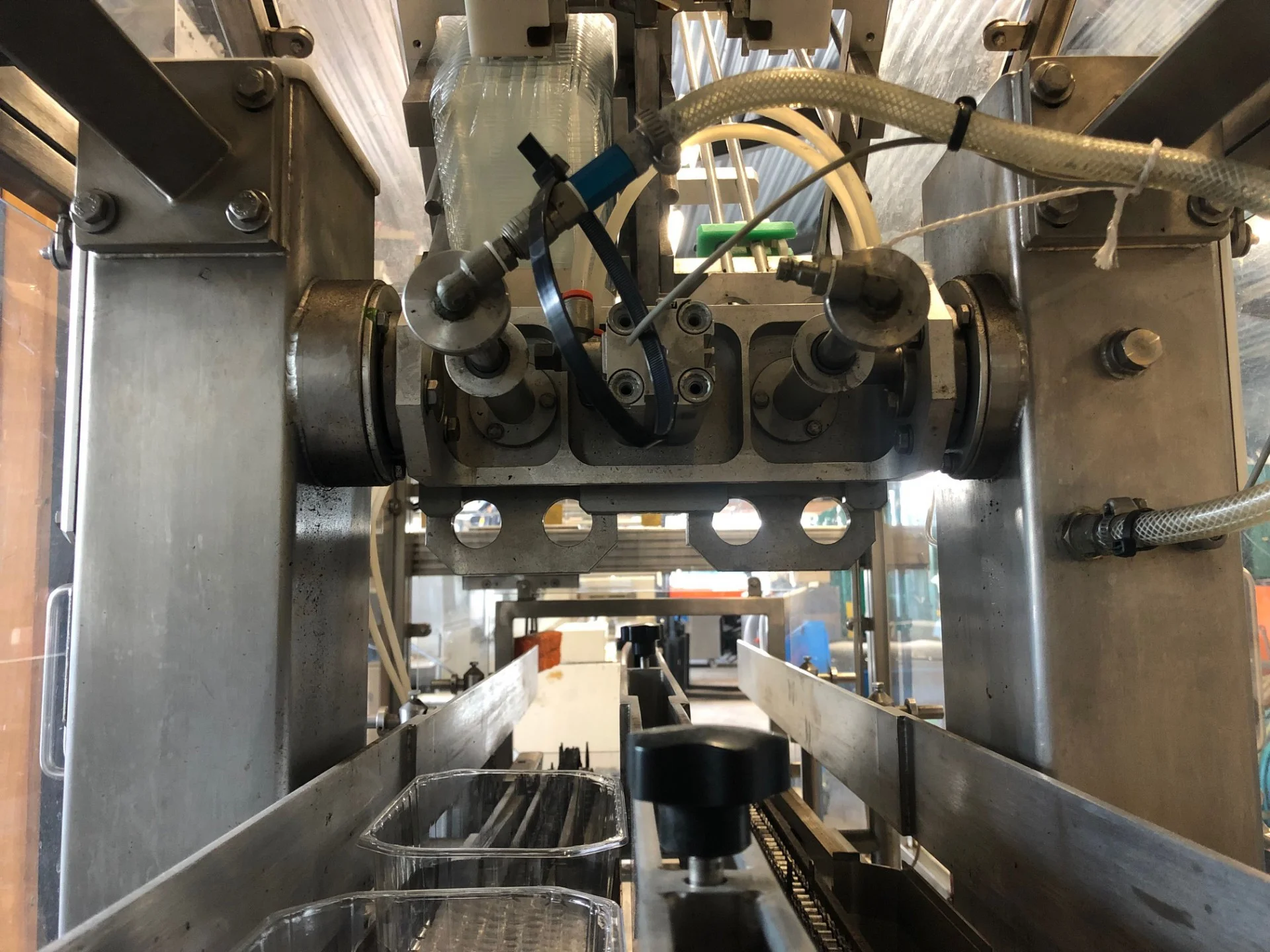 G.Mondini snap on lid machine • Duijndam Machines