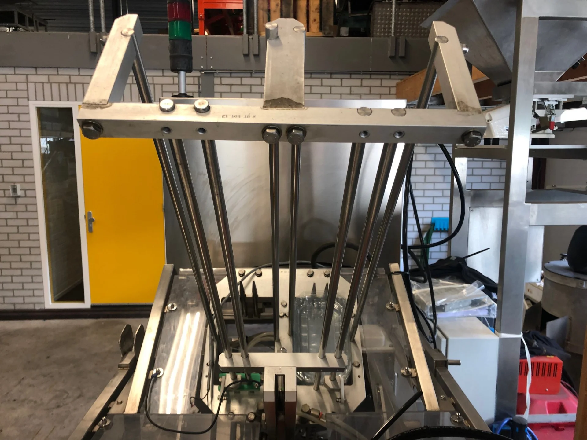 G.Mondini snap on lid machine • Duijndam Machines