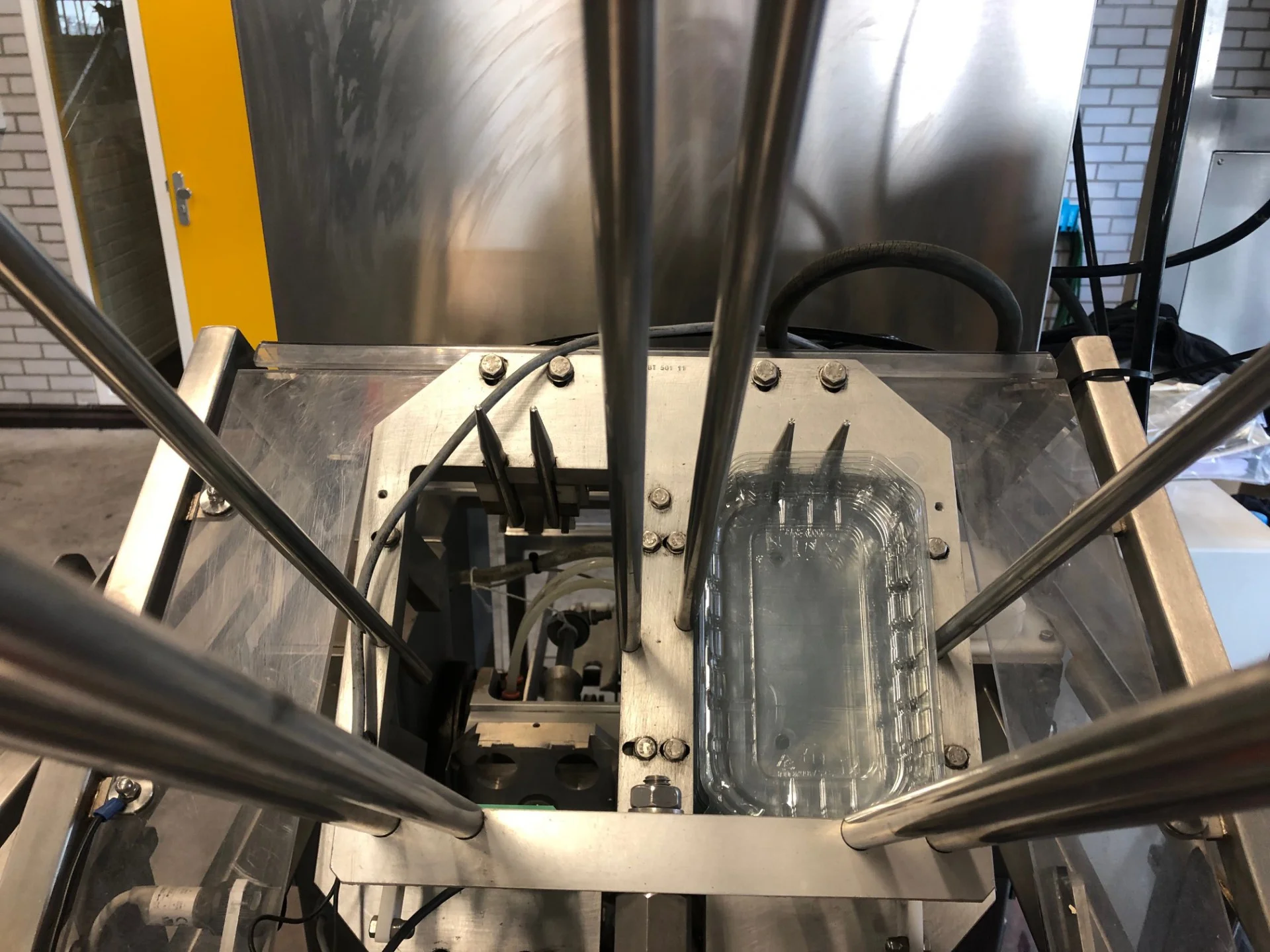 G.Mondini snap on lid machine • Duijndam Machines