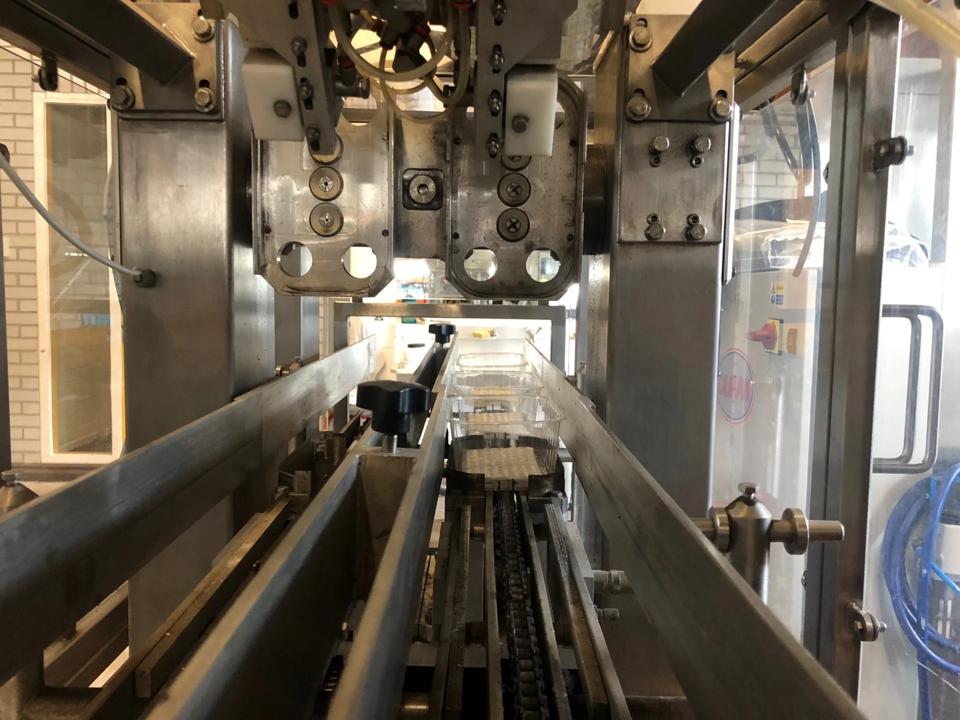 G.Mondini snap on lid machine • Duijndam Machines