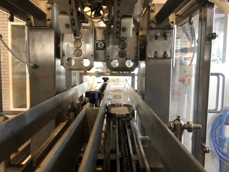 G.Mondini snap on lid machine • Duijndam Machines