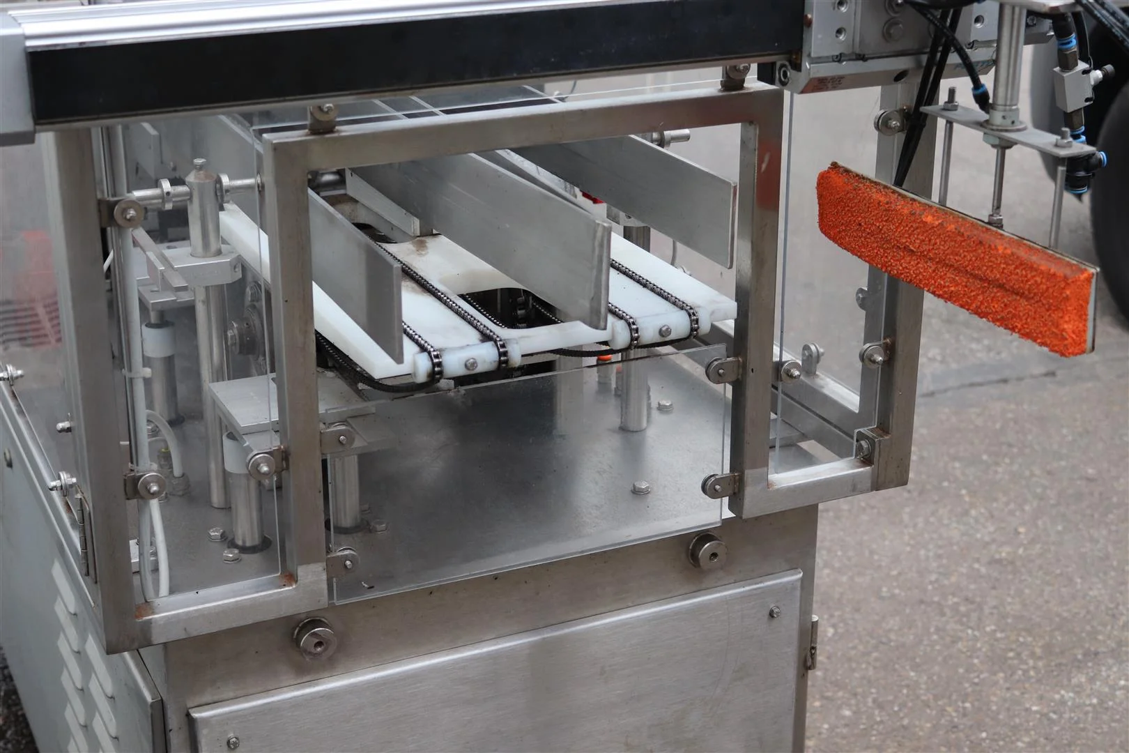 G.Mondini snap on lid machine • Duijndam Machines