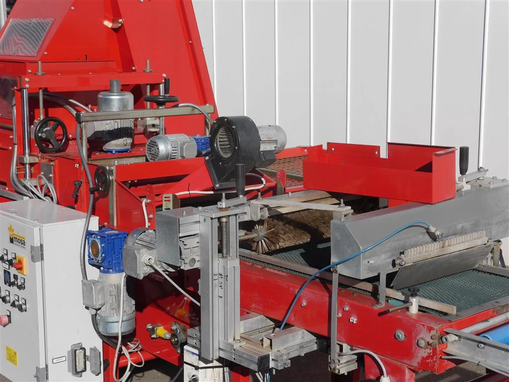 Mosa tray filling machine • Duijndam Machines